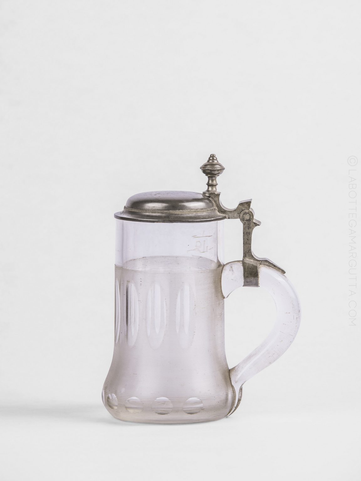 Boccale in vetro lavorato con coperchio in peltro liscio. Tirolo, 1850 ...